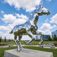 China Modern Geometric Galloping Horse Sculpture — Mirror Polished Stainless Steel Art Statue for Luxury Garden, Hotel Lobby & Outdoor Plaza for sale