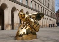 China Contemporary Art Titanium Finish Honey Bee Sculpture Corrosion - Stability for sale