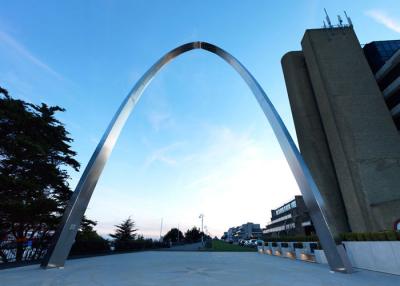 China Mirror Polished Stainless Steel Arch Garden Sculpture 300cm Customizable Outdoor Square Decor for sale