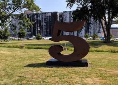 China Number 5 Corten Steel Garden Sculpture 150 cm Rusty Outdoor Decor for sale