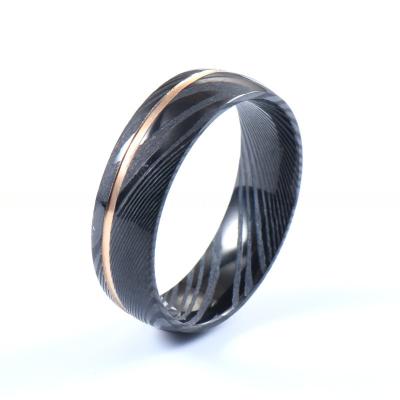 China Custom 8mm Hammered Black Damascus Steel Ring with Rose Gold Plating for Men's Wedding Band for sale