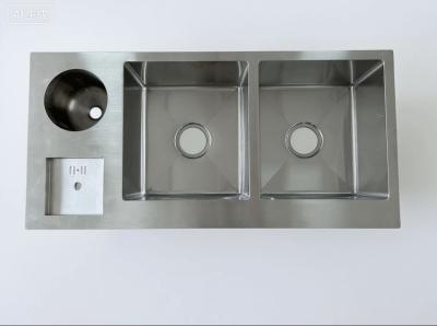 China 304 Stainless Steel Double Bowl Kitchen Sink with Accessories for sale