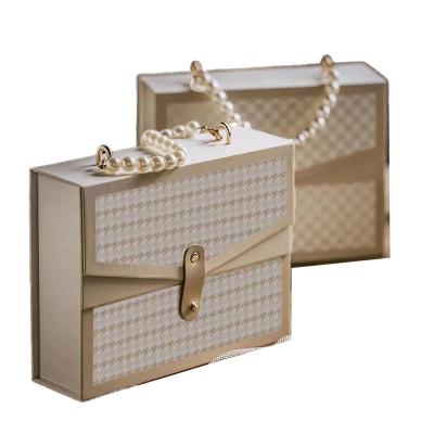 China Recycled Houndstooth Double-Door Gift Box with Pearl Finish - Customizable Small to Medium Sizes for Valentine's Day for sale