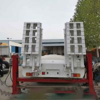China Low Bed Semi-Trailer with 3 Axis Hydraulic Ladder and Automatic Ramps 40T-100T Load Capacity in South Africa for sale