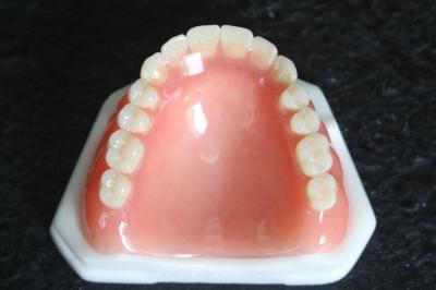 China Lightweight Full Arch Acrylic Denture Custom-fitted for Comfort with Natural Aesthetic Appeal for sale