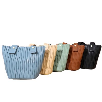 China Other PU Leather Luxury Warm Shoulder Pleated Cross - Body Bag Women's Large Capacity Tote Bags for sale