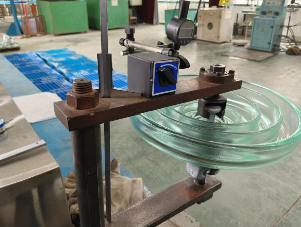 glass insulator height