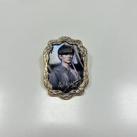 China Gao Qingchen Antique Style Photo Frame Enamel Pin – Fan Merchandise Lapel Pin for Backpacks for sale