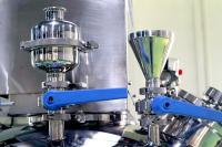 China Cosmetic Face Cream Lotion Hydraulic Lifting Tilting External Homogenizer Vacuum Emulsifying Machine for sale