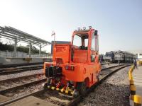 China Bidirectional Traction Road Railway Tractors / Railroad Car Mover 2800mm Vehicle Height for sale