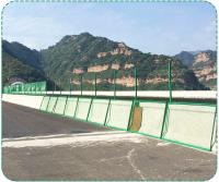 China Chain Link Fence For Customized Anti Glare Traffic Barrier Mesh Fence Barbed Wire for sale