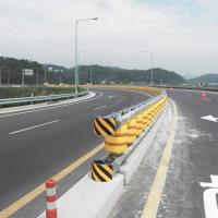 China Anti-Corrosion Highway Roller Barrier Straight Barrier with Hot Dipped Galvanized Finish for sale