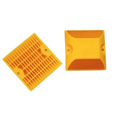 China Driveway Marker Durable Plastic Highway Reflector Road Stud with IP68 Certification for sale