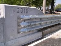 China 550-600g/m2 Zinc Coating AASHTO M-180 Q235 Q345 Highway Guardrail Traffic Barrier for sale