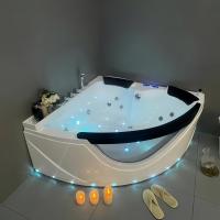 China 1500mm Corner Hydro Massage Bathtub with Front Glass 6 Jets PMMA Acrylic Freestanding for sale