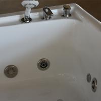 China Corner Acrylic Bathtub with Digit Computer Panel Massage Whirlpool Bath from Trusted for sale