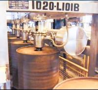 China 200L Fully Automatic Bitumen Asphalt Filling Machine 4 Nozzles Heat Tracing Hot Liquid Drum Filler for sale