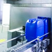 China 18-40L Jerrycan Fully Automatic Liquid Filling Machine 4 Lance 400-600bph for Chemicals Oil for sale
