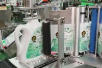 China Tolerance ±0.5mm Semi Automatic Double Sides Labeling Machine for Big Square Bottles for sale
