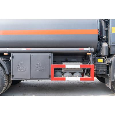 China WD615.47 Oil Tanker Truck Sinotruk Howo 6 X 4 371hp Fuel Tank Truck 25000L for sale