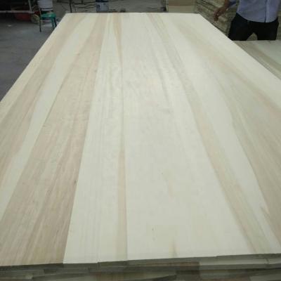 China 3mm-50mm Solid Wood Poplar Straight Panel with Moisture Content 8%-12% and 480-510kg/m3 for sale