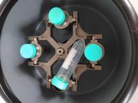 China Compact Lab Centrfiuge 6,000rpm Horzional Rotor 24x5ml For Medical Medical for sale