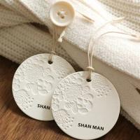 China Custom OEM Embossed Round Clothing Hang Tags with 250gsm-400gsm Premium Textured Art Paper for Fashion Brands for sale