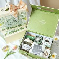 China Luxury Handle Gift Boxes With Ribbon And Floral Pattern For Retail Packaging for sale