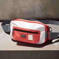 China Zipper Closure Messenger Bag for Fashionable and Convenient Mobile Phone Storage for sale