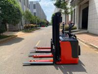 China 1.5 Tons Electric Pallet Stacker Two Section Gantry Double Lifting Oil Cylinders for sale