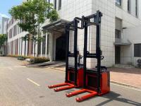 China Customized EU Charging Plug Electric Pallet Stacker Two Section Gantry Double Lifting Oil Cylinders for sale