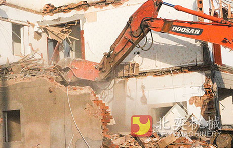 Removal of low - rise buildings by hydraulic crushing pliers Removal of low - rise buildings by hydraulic crushing pliers