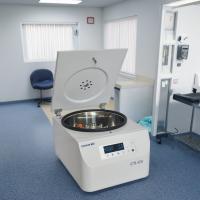 China Factory Price Benchtop Low Speed Centrifuge Machine 4200rpm 12x15ml Swing Rotor Adapter Laboratory Centrifuge for sale