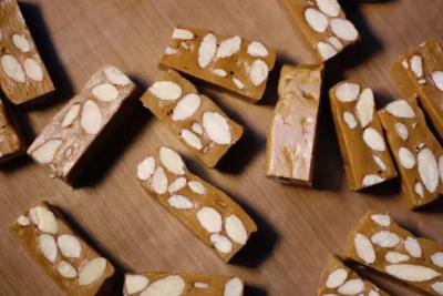 China Sweet Classic Toffee Candy Mixed With Peanut Kernel OEM ODM for sale