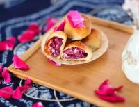 China Vacuum Packaging Yunnan Flower Cake Additive Free Rose Moon Cake 120g for sale