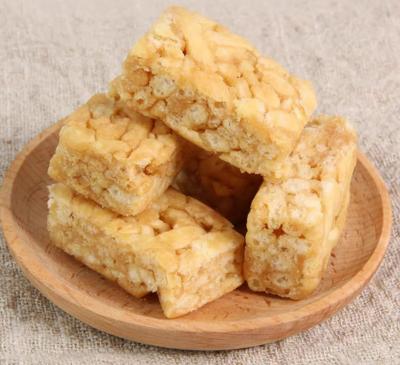 China Whole Box Breakfast Glutinous Dessert Xylitol Nut Sachima Bulk Food Snacks for sale