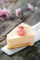 China 120g Custom Soft Cake Cookies Sweet Strawberry Mousse Cake for sale