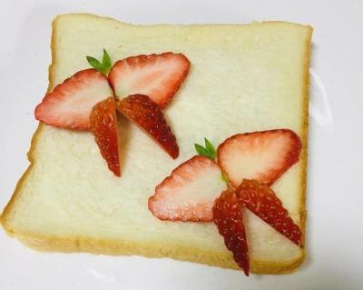 China Portable Package 120g Sweet Pastry Desserts Custom Strawberry French Toast for sale