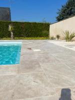 China Modern Design Style Natural Silver Travertine Stone Ivory Deck Tile for Pool Flooring for sale