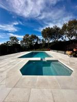 China Modern Design Style Natural Silver Travertine Stone Ivory Deck Tile for Pool Flooring for sale