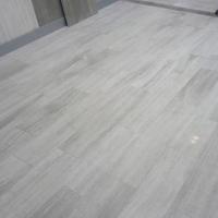 China Standard Size White Wooden Marble Slab 15-30mm Thickness For Indoor for sale