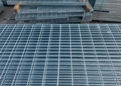 China Galvanized Steel Walkway Grating Black / White For Chemical Plant 30*3mm for sale