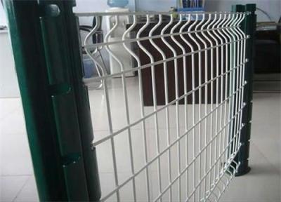 China Residence 3D Steel Triangle Fence Panel Galvanized Wire Square / Peach Post for sale