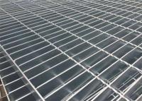 China Low Carbon Steel Walkway Grating 20x5mm to 75x8mm Bearing Bars with 25-65mm Pitch for Rain Drainage for sale