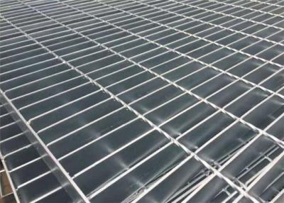 China Low Carbon Steel Walkway Grating 20x5mm to 75x8mm Bearing Bars with 25-65mm Pitch for Rain Drainage for sale