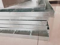China Hot Dipped Galvanized Steel Grating Walkway Panel 3x20 ft with 2-6mm Square Bars Press Welded Construction for sale