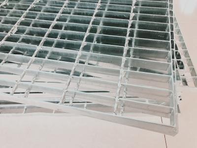China Hot Dipped Galvanized Steel Grating Walkway Panel 3x20 ft with 2-6mm Square Bars Press Welded Construction for sale
