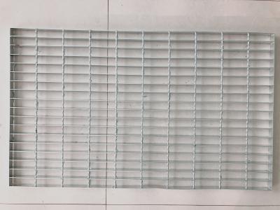 China Anti-Corrosive Galvanized Steel Walkway Grating 3'x20' with 0.3-0.8mm Thickness and Serrated I Bar Design for sale