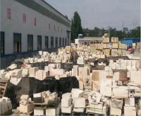 China Refractoriness Degree 1770° Refractoriness 2000° Recycled Waste AZS Grog Scrap Leading Production for sale