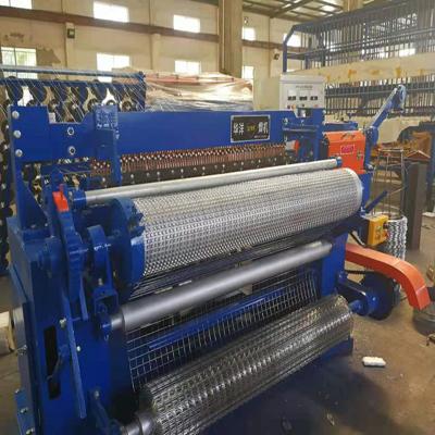 China Black Coiled 4ft Wire Weld Mesh Machine Spooling Animal Cages for sale